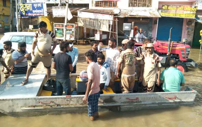 Welfare Work | जलमग्न क्षेत्रों में पीड़ितों की मद्द करने में जुटे डेरा...