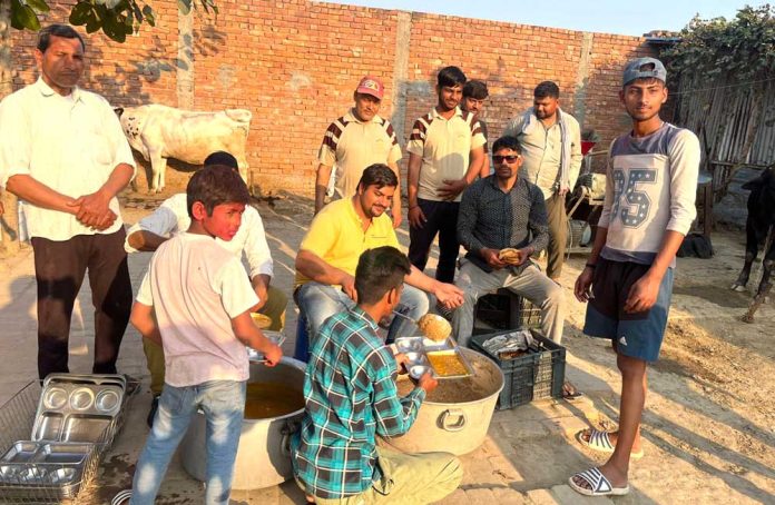 Welfare Work | गजब: अनाथ वृद्ध आश्रम के 90 लोगों को खाना खिलाकर...