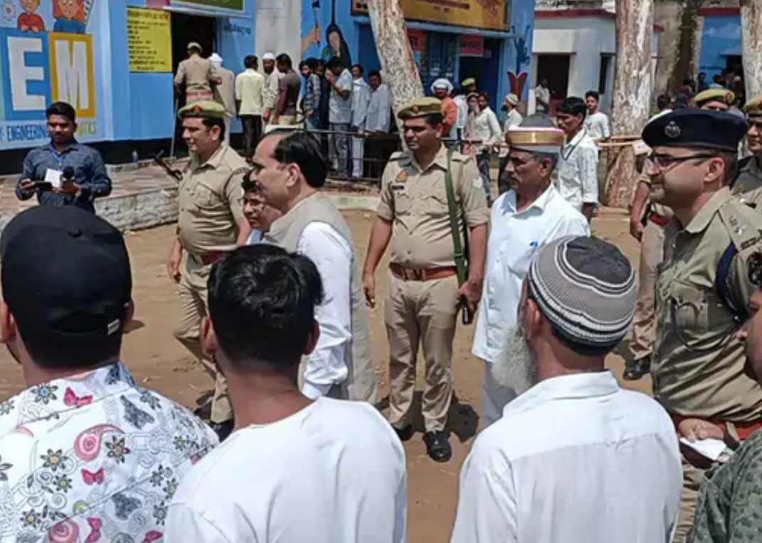 Gajraula: गजरौला में वोटिंग के दौरान हुआ पथराव