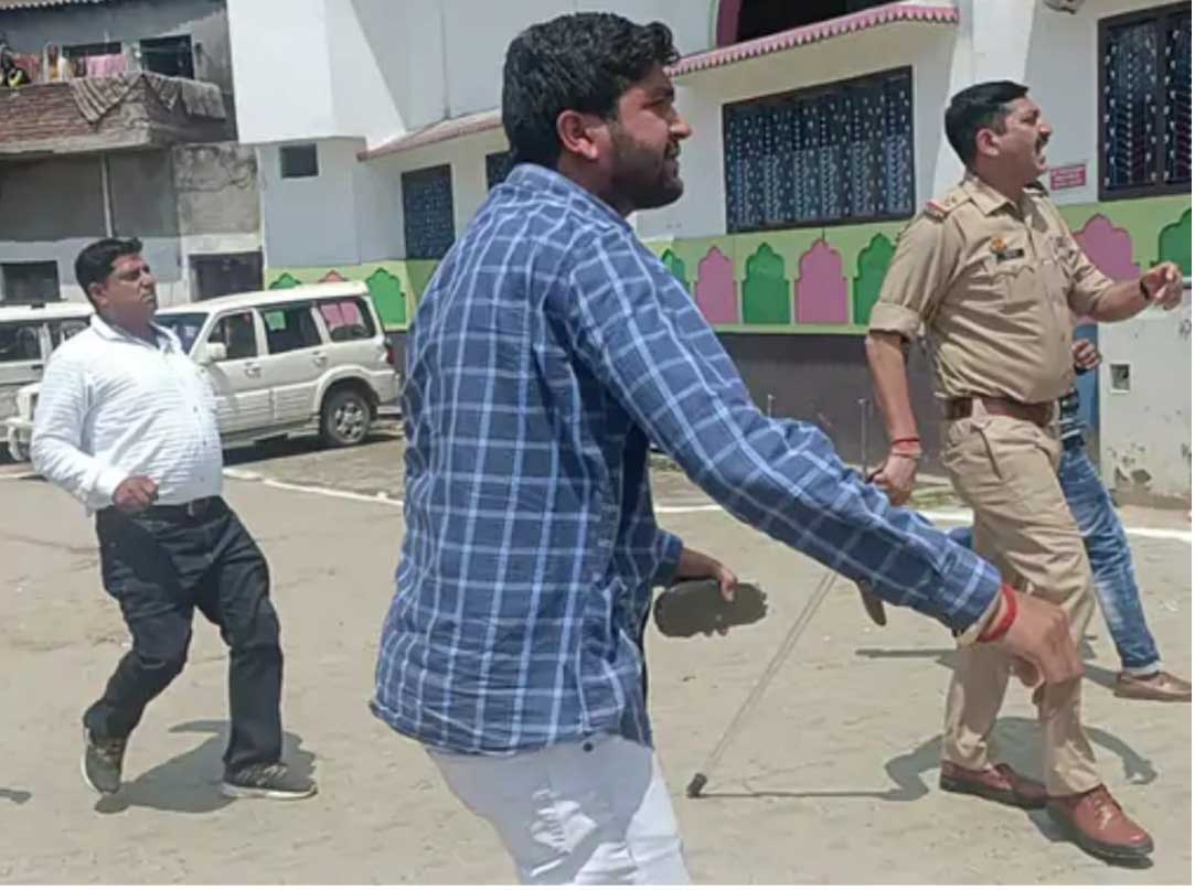 Gajraula: गजरौला में वोटिंग के दौरान हुआ पथराव